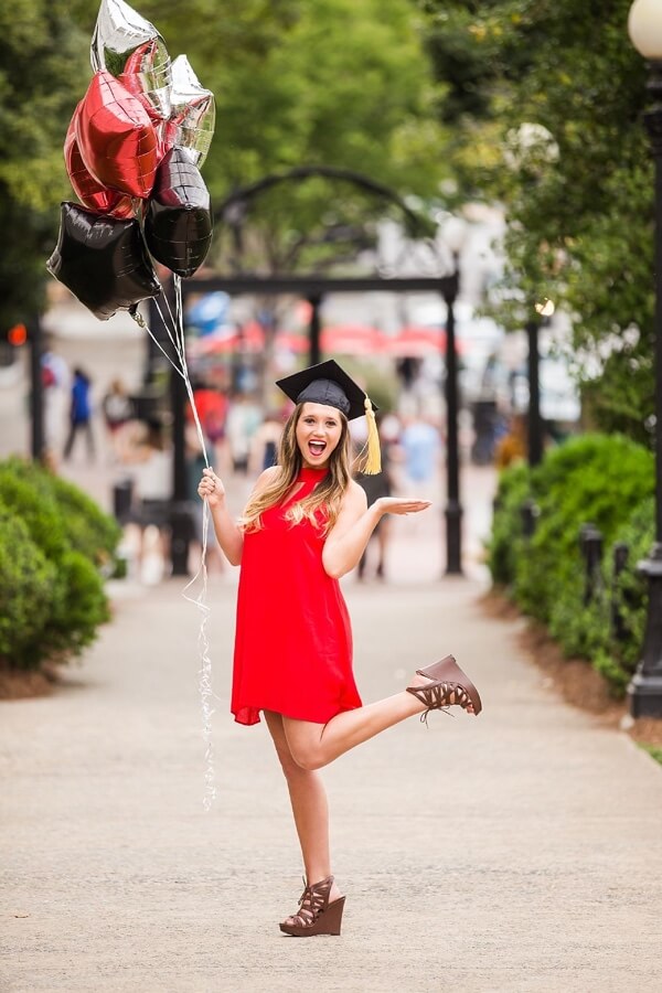 25+ Graduation Picture Ideas and Poses for Class of 2023 | Minted